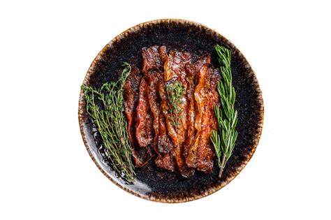 뜨거운 튀긴 바삭 바삭한 베이컨 지글 지글 조각 허브와 함께 접시에 흰색 배경에 격리 고기에 대한 스톡 사진 및 기타 이미지