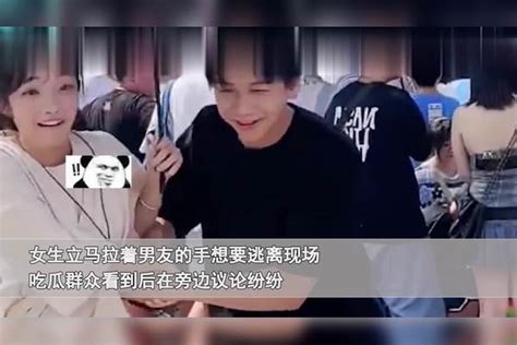 男子音乐节单膝下跪求婚，打开戒指盒后社恐女友举动亮了：齁甜！