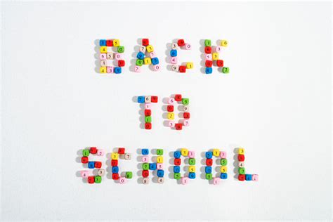 텍스트 학교로 돌아가기 흰색 배경에 화려한 숫자 구슬로 만든 학교 개념으로 돌아 가기 문자에 대한 스톡 사진 및 기타 이미지 문자 비즈 작은 Istock