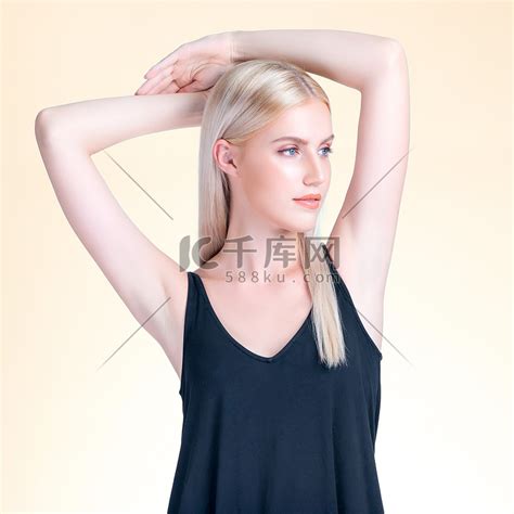 风度翩翩的女人抬起她的腋窝露出干净卫生的腋窝高清摄影大图 千库网