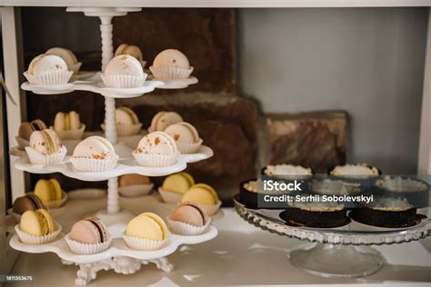 마카롱 결혼식 피로연 생일 파티 세례 근접 촬영에 캔디 바 맛있는 피로연 호화 식 접시에 크림을 곁들인 패스트리 과자 사탕 디저트 테이블 측면도 0명에 대한 스톡 사진 및