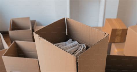단단한 나무 바닥 위에 놓인 골판지 상자 더미 사진 Unsplash의 이사 집 이미지
