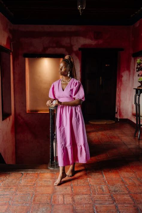 Елегантна жінка в рожевій сукні в резиденції Занзібар · Безкоштовне стокове фото