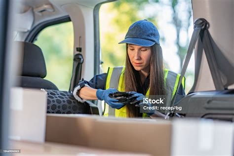 고객에게 전달하기 전에 골판지 상자에 바코드 사진을 찍는 여성 배달원 배달부에 대한 스톡 사진 및 기타 이미지 배달부 바코드 스캐너 소포 Istock