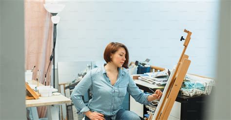 집중된 중년 백인 여성 예술가는 홈 아트 스튜디오에서 캔버스에 연필로 그림을 그립니다 라이프 스타일 활동 취미 독특한 직업 그림을 그리는 예술 프리랜서 디지털 해독