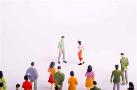 흰색 바탕에 2 명의 사람들의 회의입니다 남자와 여 자가 서로 충족로 이동 합니다 낭만주의 관계 사랑 비즈니스 회의 중요 한