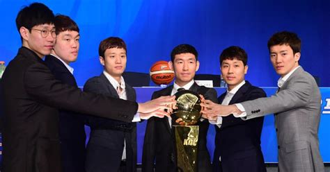 사진 프로농구 플레이오프 우승컵과 함께