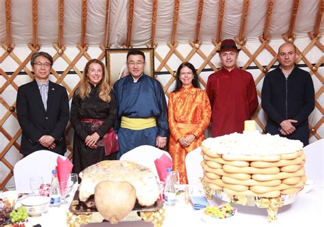 Хотын дарга Элчин сайд олон улсын байгууллагын төлөөлөгчдийг хүлээн авч уулзжээ