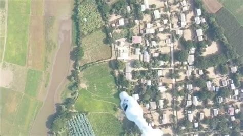 ငါန်းဇွန်းမြို့နယ် ထနောင်ကုန်းရွာရှိ သစ်ပင်အနီး အုပ်စုဖွဲ့ထိုင်နေသည့် စစ်ကောင်စီတပ်သား ၂၀ ခန့