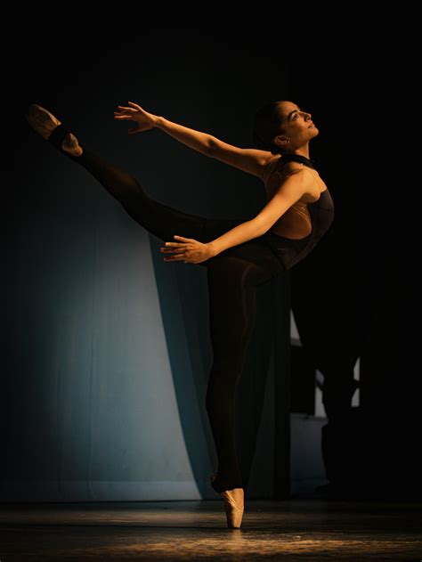 검은 색 레깅스 고 대비 고립된 공연 균형 그림자 극적인 조명 다이나믹한 댄서 댄스 댄스 문화 댄스 스튜디오