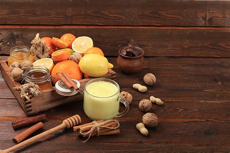 독감과 감기에 대 한 건강 한 자연 식품 비타민 C와 천연 성분을 함유한 황금 심황 라떼와 신선한 과일은 면역 체계를 강화하고 바이러스로부터 보호하고 감귤에 대한 스톡 사진