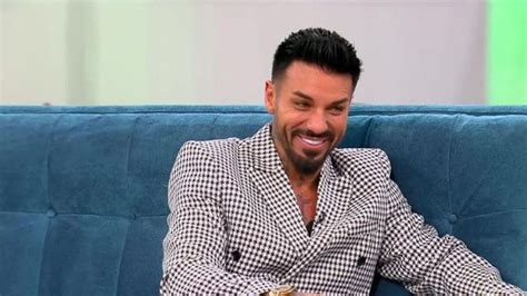 Благо Джизъса отказал 2 пъти на Ергенът Няма да позволява децата ми да ме гледат да се целувам