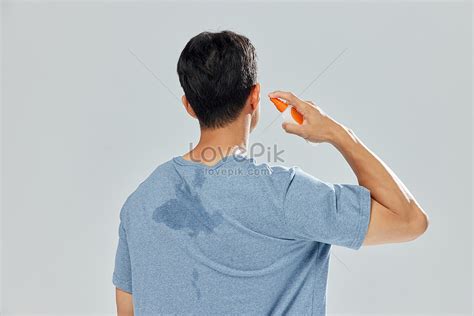 모기 퇴치제를 사용하는 남자의 뒷모습 사진 무료 다운로드 Lovepik
