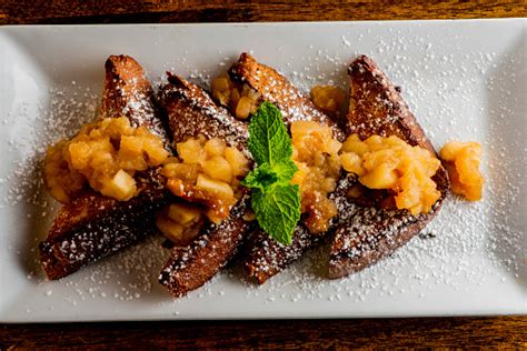 프렌치 토스트 전통적인 미국 전통 식당 또는 프랑스 비스트로 브런치 항목 계란과 우유에 담근 브리오슈 빵과 계피 가루 설탕과 시럽에 다진 사과와 버터 토퍼에 튀긴 0명에