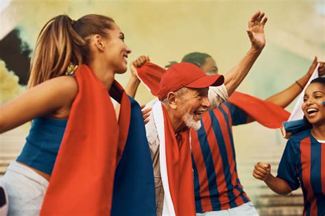 경기장에서 축구 선수권 대회를 보면서 응원하는 행복한 스포츠 팬들의 그룹 스타디움에 대한 스톡 사진 및 기타 이미지 스타디움