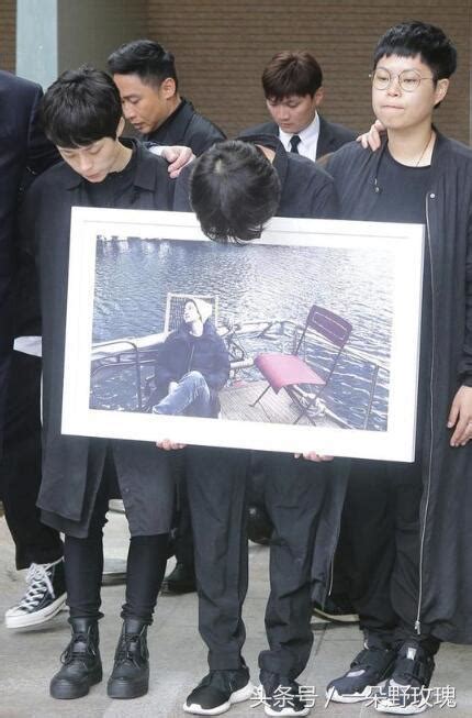 盧凱彤出殯妻子余靜萍淚捧遺照 眾星哀傷送別好友 每日頭條