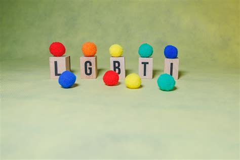 노란색 배경의 다양한 색상의 공으로 장식된 나무 글자가 있는 Lgbti 단어 0명에 대한 스톡 사진 및 기타 이미지 0명 Lgbtqia 문화 개념 Istock