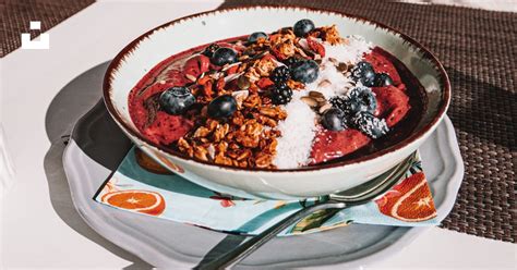 테이블에 블루 베리와 그라 놀라를 곁들인 오트밀 한 그릇 사진 Unsplash의 무료 음식 이미지