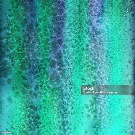 수채화 기술에 의해 그려진 추상 회화 에메랄드 그린 민트 컬러풀한 물 얼룩 푸른 배경의 그라데이션이 있는 그림 캔버스에 바다 파도의 모방 현대 미술 개념 거친에 대한 스톡