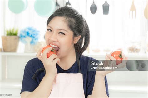 과체중 아시아 통통한 여성 뚱뚱한 여자 뚱뚱한 소녀 통통한 야채 샐러드를 먹고 라이프 스타일 여성 다이어트 체중 감량 과체중