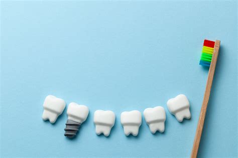 건강 한 흰색 치아와 칫 솔과 파란색 배경에 임 플 란 트 텍스트의 공간을 복사 합니다 건강관리와 의술에 대한 스톡 사진 및