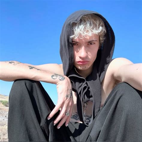 Pin By 🫶your Mom🫶 On Glaive Good Music Poses Singer