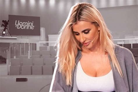 Uomini E Donne Cristina Pubblica Una Sua Foto A 20 Anni La Dama è