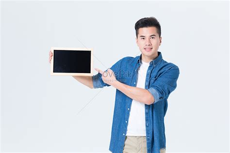 한 젊은 남자 손 빈 칠판 표시 사진 무료 다운로드 Lovepik