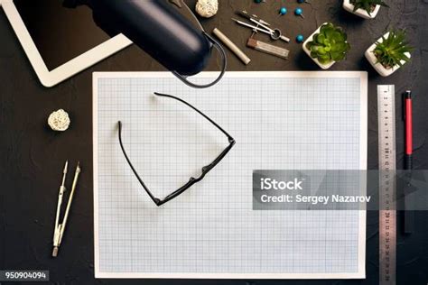 작성기의 직장 눈금자 도면 나침반 안경 태블릿에 대 한 종이의 상위 뷰 건물 외관에 대한 스톡 사진 및 기타 이미지 건물