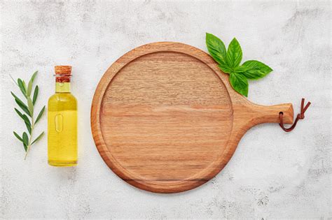 흰색 콘크리트에 설정 된 빈 나무 피자 플래터 흰색 콘크리트 배경 평면 평지 및 복사 공간에 피자 트레이 개념에 대한 스톡 사진 및 기타 이미지 Istock