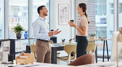 커피를 즐기면서 이야기하는 두 명의 비즈니스 동료의 샷 커피 마실 것에 대한 스톡 사진 및 기타 이미지 커피 마실 것 동업자 행복 Istock