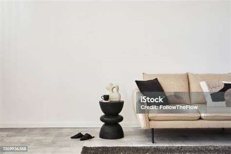 우아한 미니멀 거실 인테리어의 창조적 인 구성 베이지 모던 소파 사이드 테이블 세련된 개인 액세서리 벽지 공간을 복사합니다 템플렛 0명에 대한 스톡 사진 및 기타 이미지