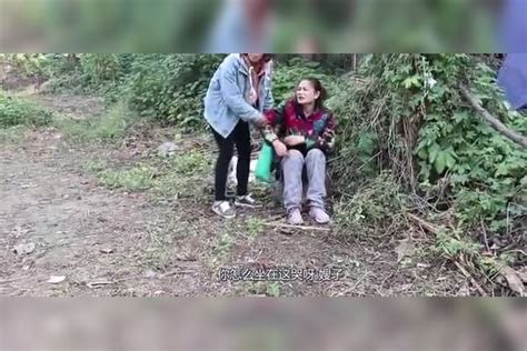 父母去世，哥哥为了彩礼钱把妹妹嫁给村里傻子，嫂子回来做法解气傻子嫂子妹妹