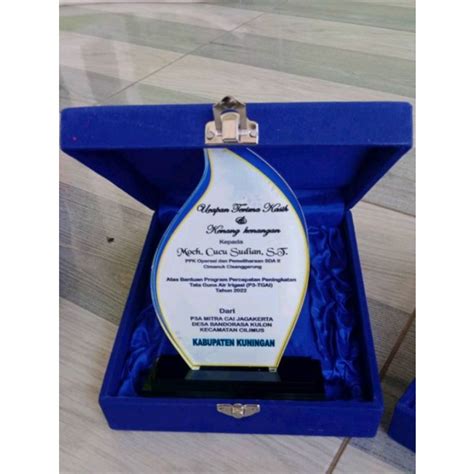 Jual Plakat Piagam Kenang Kenangan Graduation Piagam Akrilik Ukuran