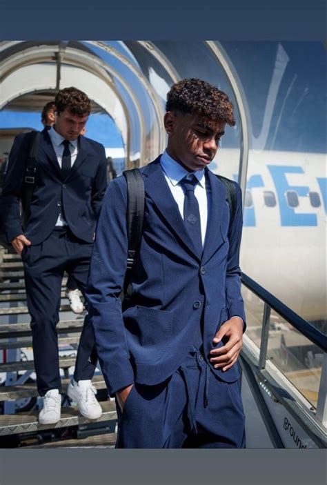 والپیپر های فوتبالی¹ لمینه یامال طرفداری