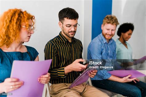 잠재적 인 비즈니스 직책에 대한 면접 전에 대기실에 앉아있는 많은 사람들의 그룹 채용에 대한 스톡 사진 및 기타 이미지 채용 25 29세 30 34세 Istock