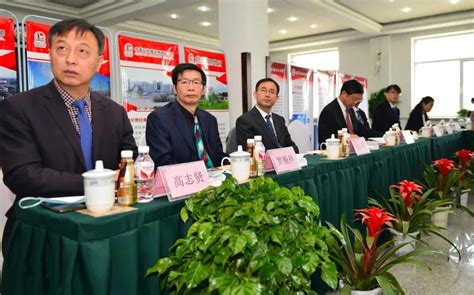 中国石化催化剂有限公司与辽宁石油化工大学签署战略合作协议，钱建华校长与焦阳总经理共同为“负载型催化剂制备工程中心”揭牌！