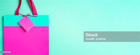 트렌디 한 녹색 배경에 청록색과 분홍색 종이 쇼핑 백의 상단 보기 공간을 복사합니다 선물 개념입니다 여자의 날 발렌타인 데이