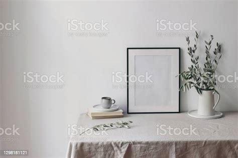 봄 여름 아침 식사 정물 장면 커피 한 잔 책 빈 검은 색 사진 프레임 모형 베이지 색 린넨 식탁보 세라믹 용기에 올리브 나뭇가지 농가 스칸디나비아 인테리어 가정의 방에