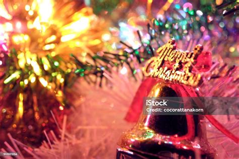 아름 다운 골든 벨과 메리 크리스마스 텍스트에 대 한 로프에 매달려 소원 기도 배경색 또는 질감메리 크리스마스 해피 뉴가 어 개념 12월에 대한 스톡 사진 및 기타 이미지