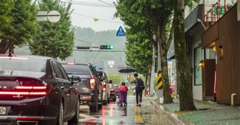 비 맞는 할머니 우산 씌워준 청년…수소문 끝에 찾고 보니
