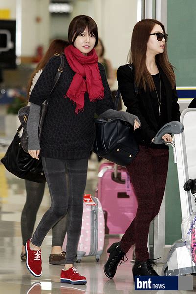 [bnt포토] 소녀시대 수영 서현 가방에 팔 올리고 내 팔도 들어줘~ Bnt뉴스