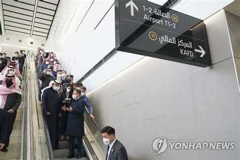 사우디 도심 지하철 건설현장 방문한 문대통령 연합뉴스
