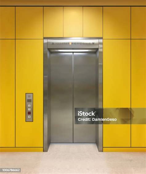 크롬 금속 사무실 건물 엘리베이터 문입니다 열리고 닫힌 변종입니다 현실적인 벡터 일러스트 레이 션 노란색 벽 패널 사무실 건물 엘리베이터 0명에 대한 스톡 벡터 아트 및