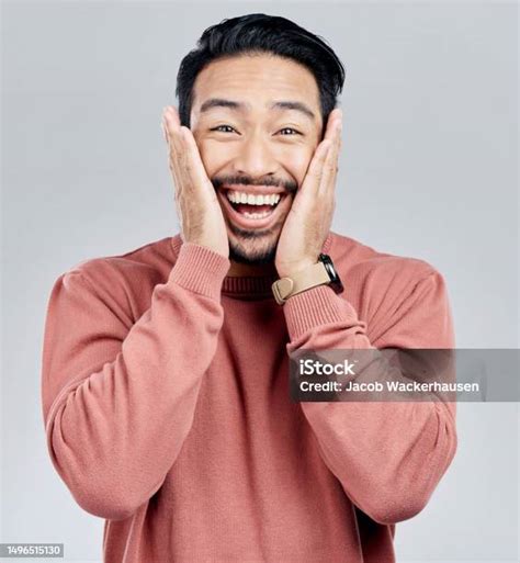 초상화 놀라움 그리고 회색 스튜디오 배경에 대한 흥분 와우와 행복 얼굴 일본 남성과 승리를 가진 행복한 남자 승리와 기쁨으로 미소 좋은 소식과 발표 30 34세에 대한 스톡