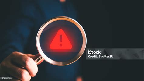 사업가의 손에 의해 들려있는 돋보기 렌즈의 빨간색 경고 아이콘 위협에 대한 스톡 사진 및 기타 이미지 위협 경계 표지 위험 Istock