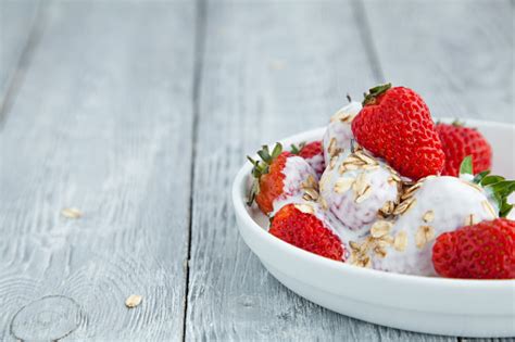 수 분이 많은 신선한 딸기가 회색 나무 배경에 요구르트와 오트밀에 흠뻑 젖어 있습니다 건강 한 아침 식사 0명에 대한 스톡 사진 및 기타 이미지 Istock