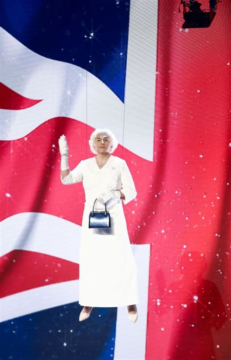 Britains Got Talent David Walliams Makes Hilarious Entrance Dressed As The Queen Metro News