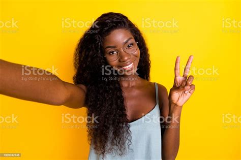 생생한 노란색 배경에 고립 된 재미를 갖는 V 기호를 보여주는 꽤 쾌활한 물결 모양의 머리 소녀의 자화상 브이에 대한 스톡 사진 및 기타 이미지 Istock