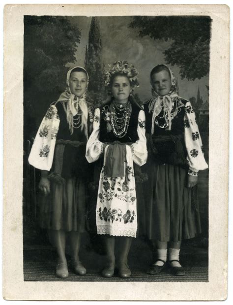 Фото Молода з дружками Музей Івана Гончара